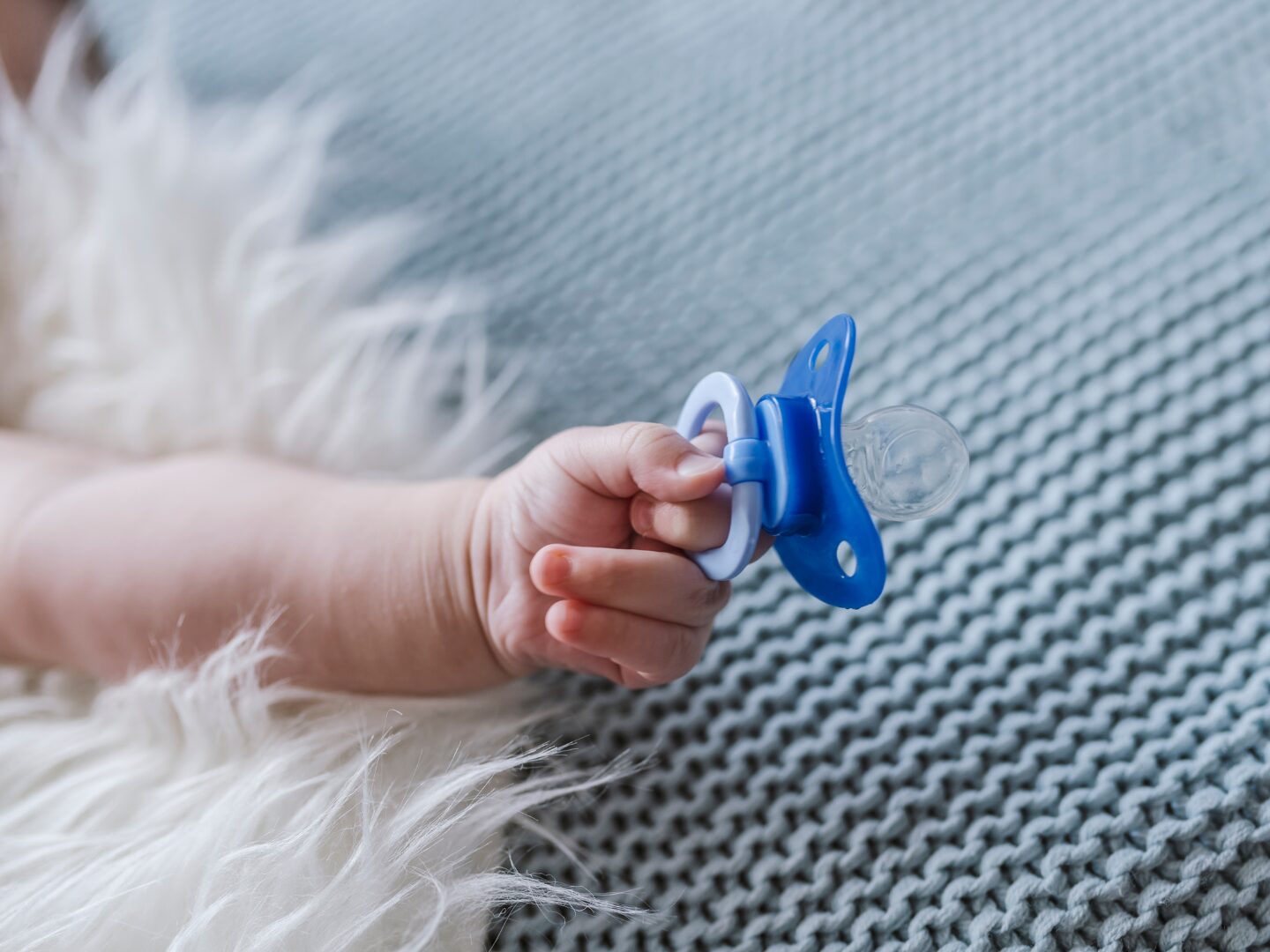 Ciuccio e nanna: perché il mio neonato si risveglia? [2024] - Parentube®